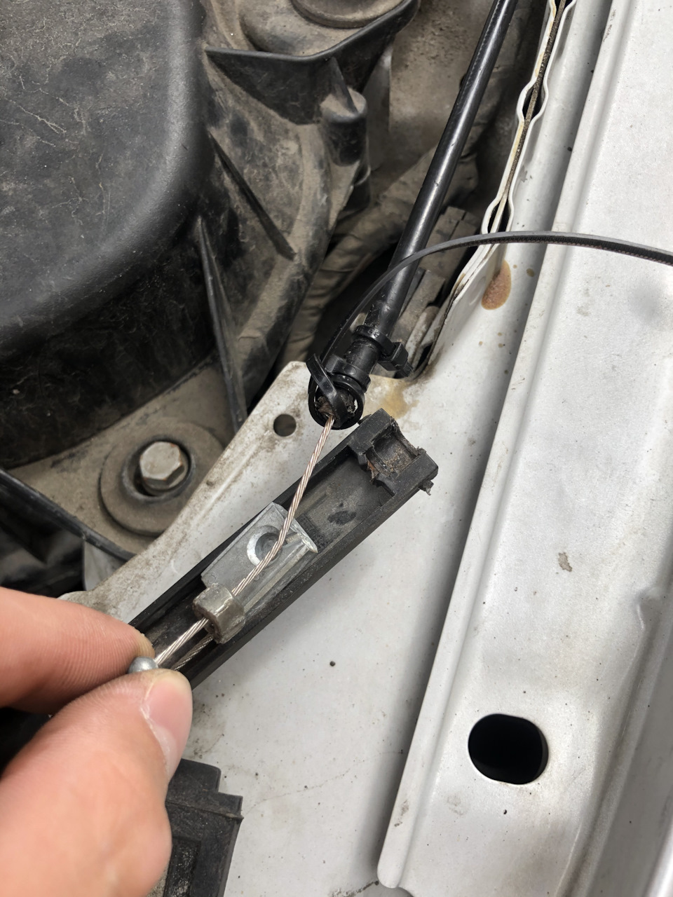 22] Замена троссиков капота — BMW 1 series (E81/E87), 3 л, 2007 года ...