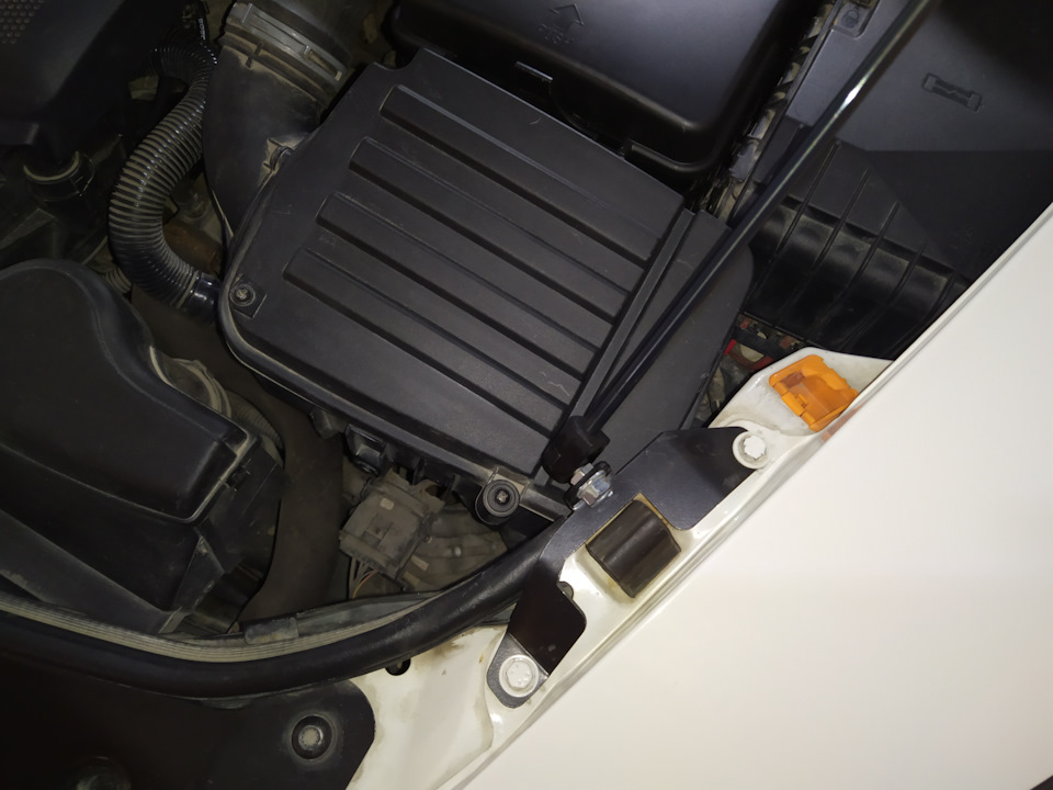 Амортизатор (упор) капота. — Skoda Octavia A5 Mk2, 1,6 л, 2010 года ...