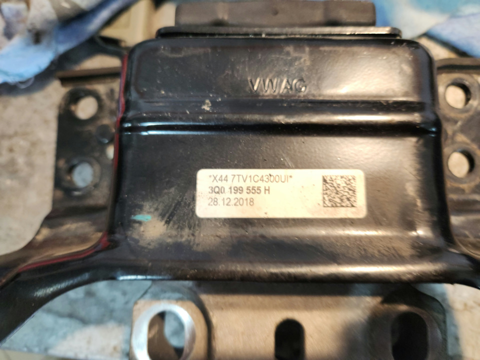 3Q0199555H Подушка крепления двигателя VAG | Запчасти на DRIVE2