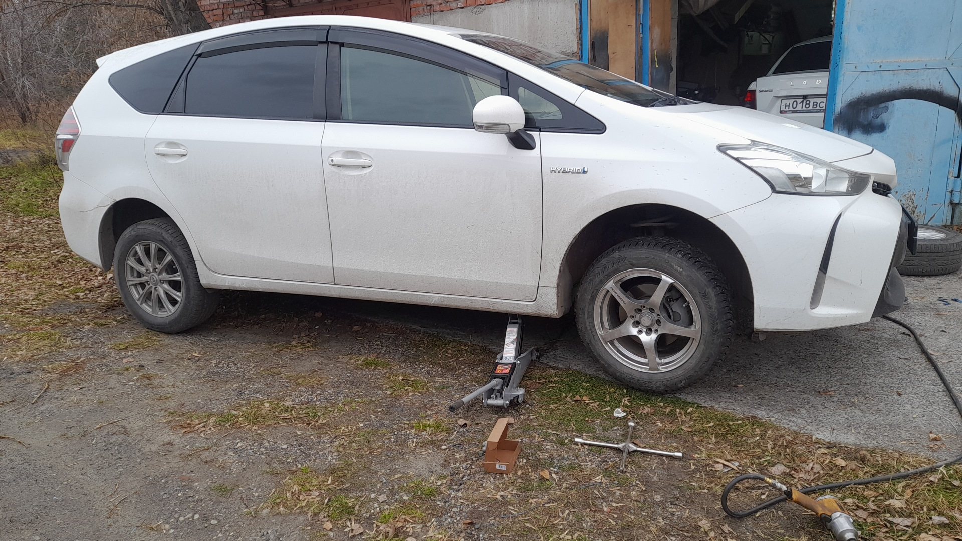 Переобулся — Toyota Prius Alpha, 1,8 л, 2018 года | шины | DRIVE2