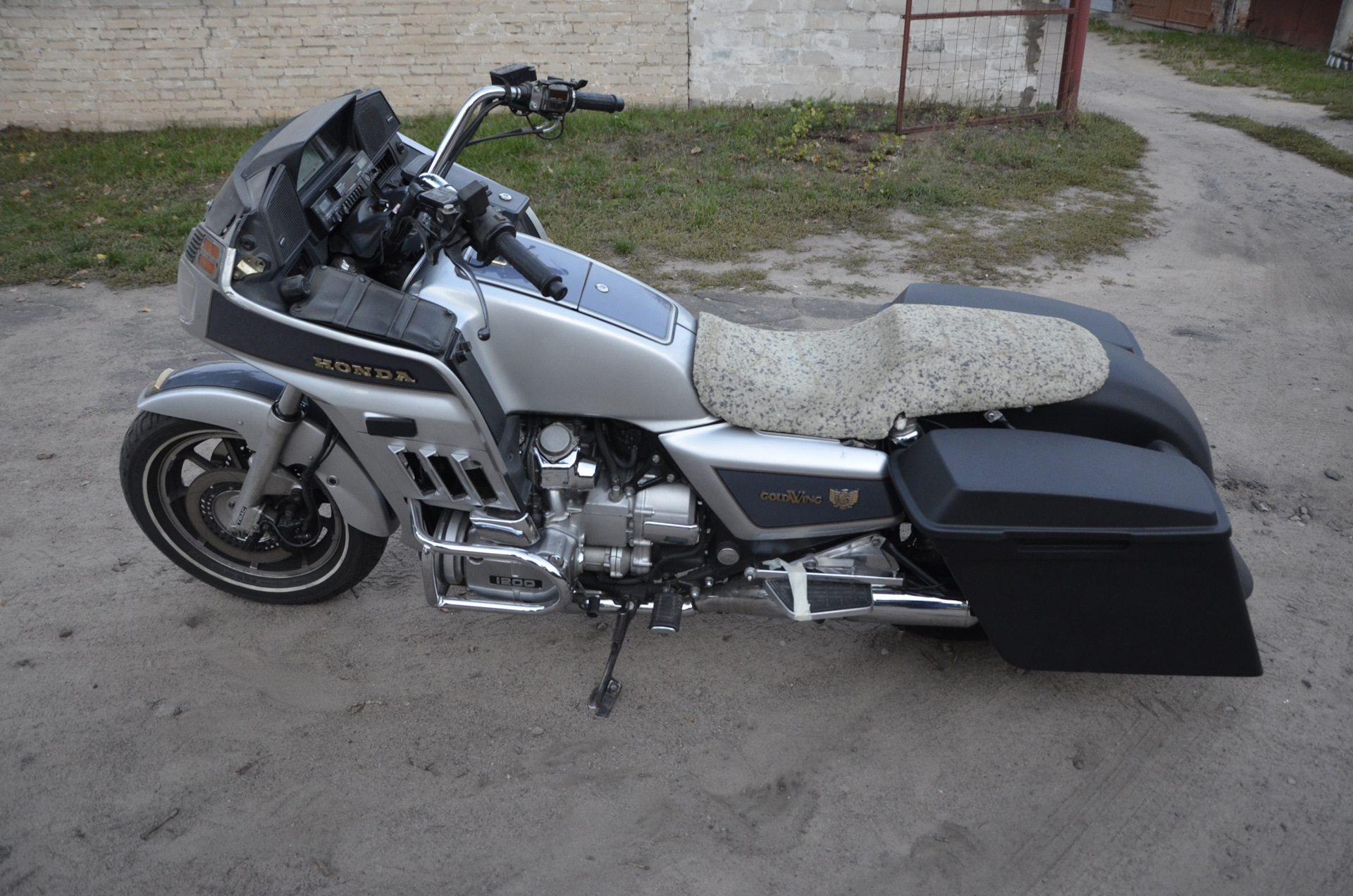 Honda Gold Wing 1200 — Строю BAGGER из Голды #3. Хвост на месте, первый ...