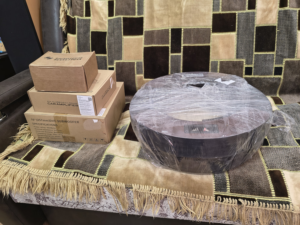 Установка сабвуфера стелс от компании MagnerSound в запасное колесо ...