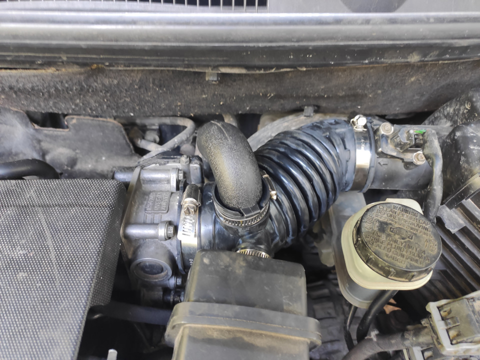 Ремонт планки двери багажника, замена воздуховода, камеры заднего вида ...