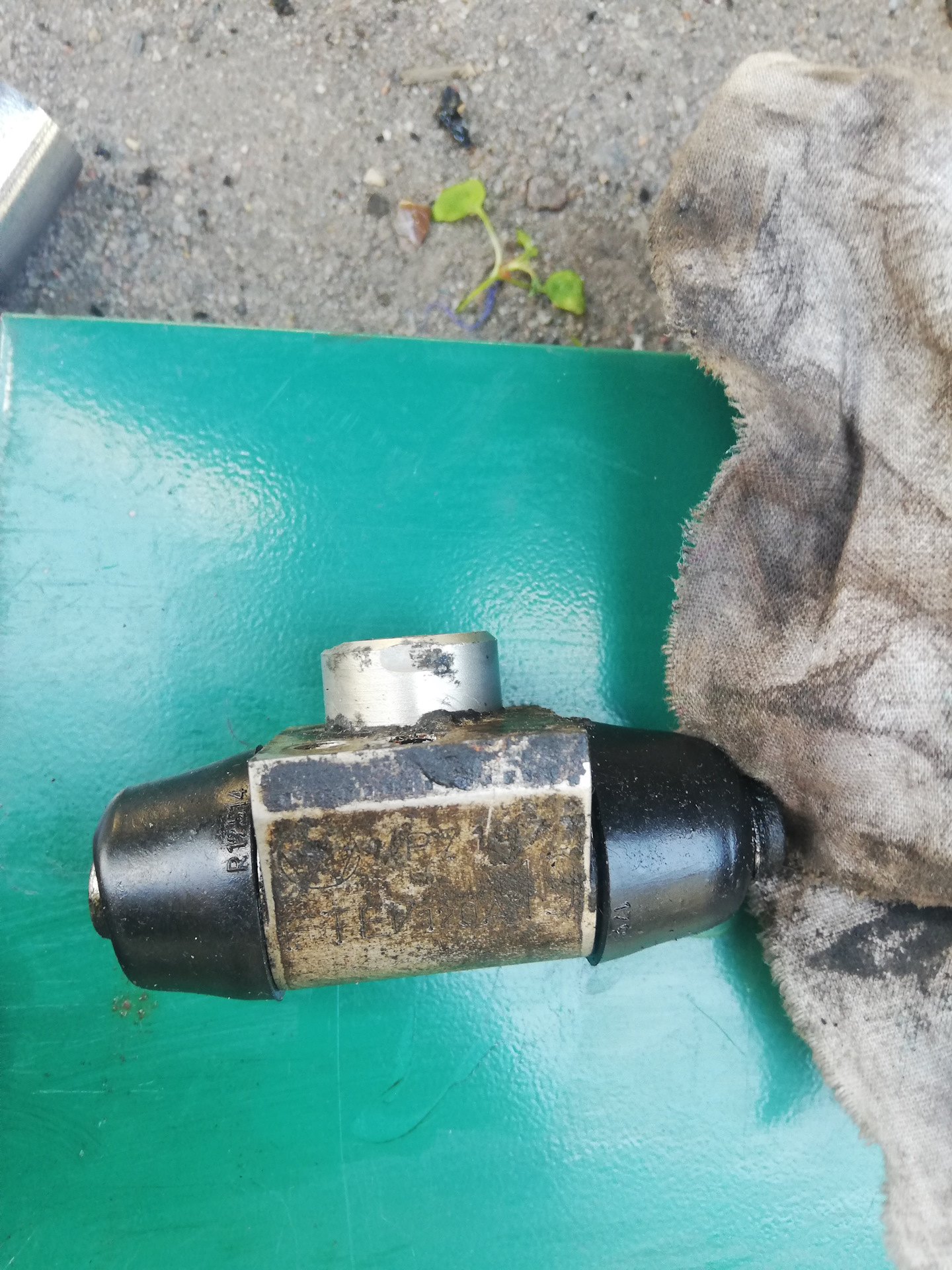 Тормозной цилиндр сзади слева потек — Volkswagen Polo Sedan, 1,6 л ...