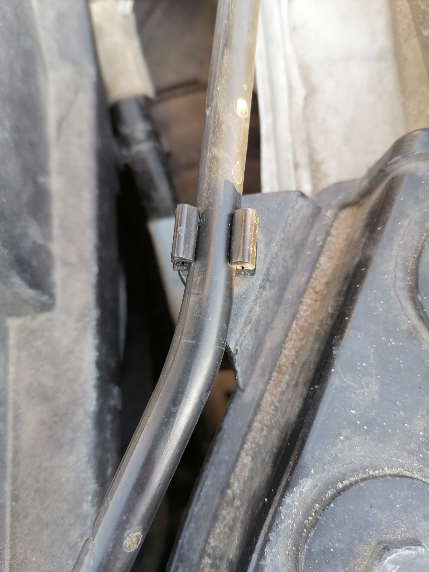 Фиксатор опоры капота — Renault Laguna III, 1,5 л, 2010 года | просто ...