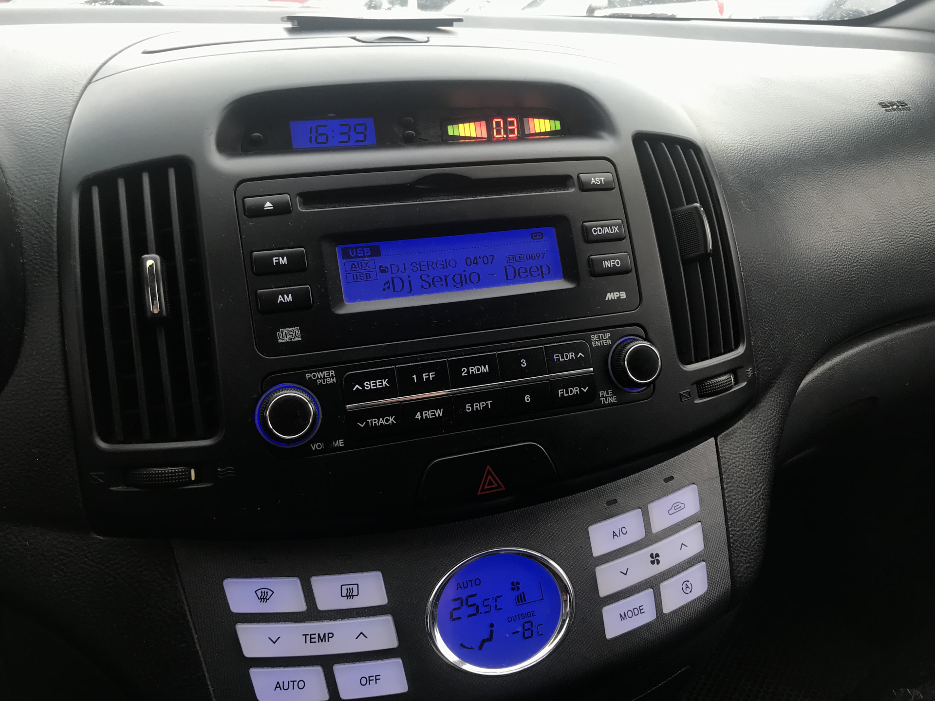 Дисплей парктроника около часов — Hyundai Elantra (4G), 1,6 л, 2007 ...