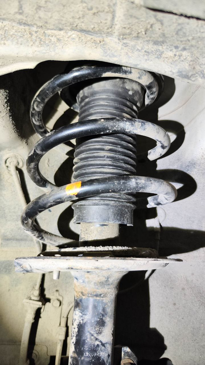 Замена пыльников передних амортизаторов. — Mitsubishi Outlander PHEV, 2 ...