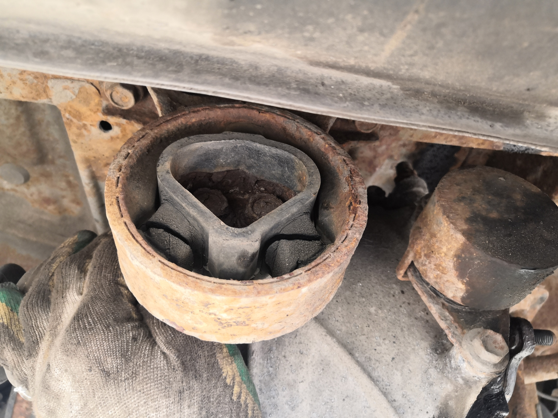 Замена сальника, опоры и масла редуктора — Toyota RAV4 (II), 2 л, 2002 ...