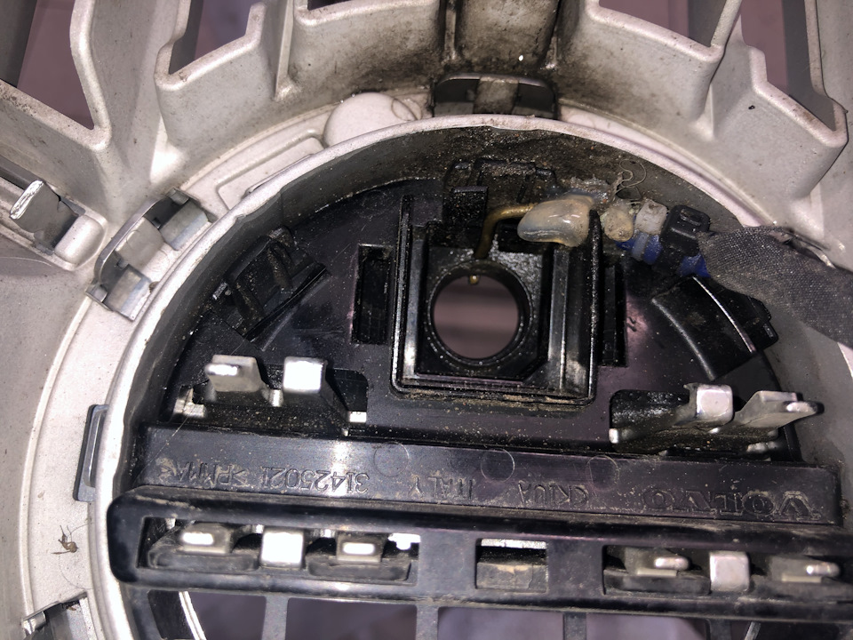 31425027 Правая глянцевая панель бампера r-design Volvo | Запчасти на ...