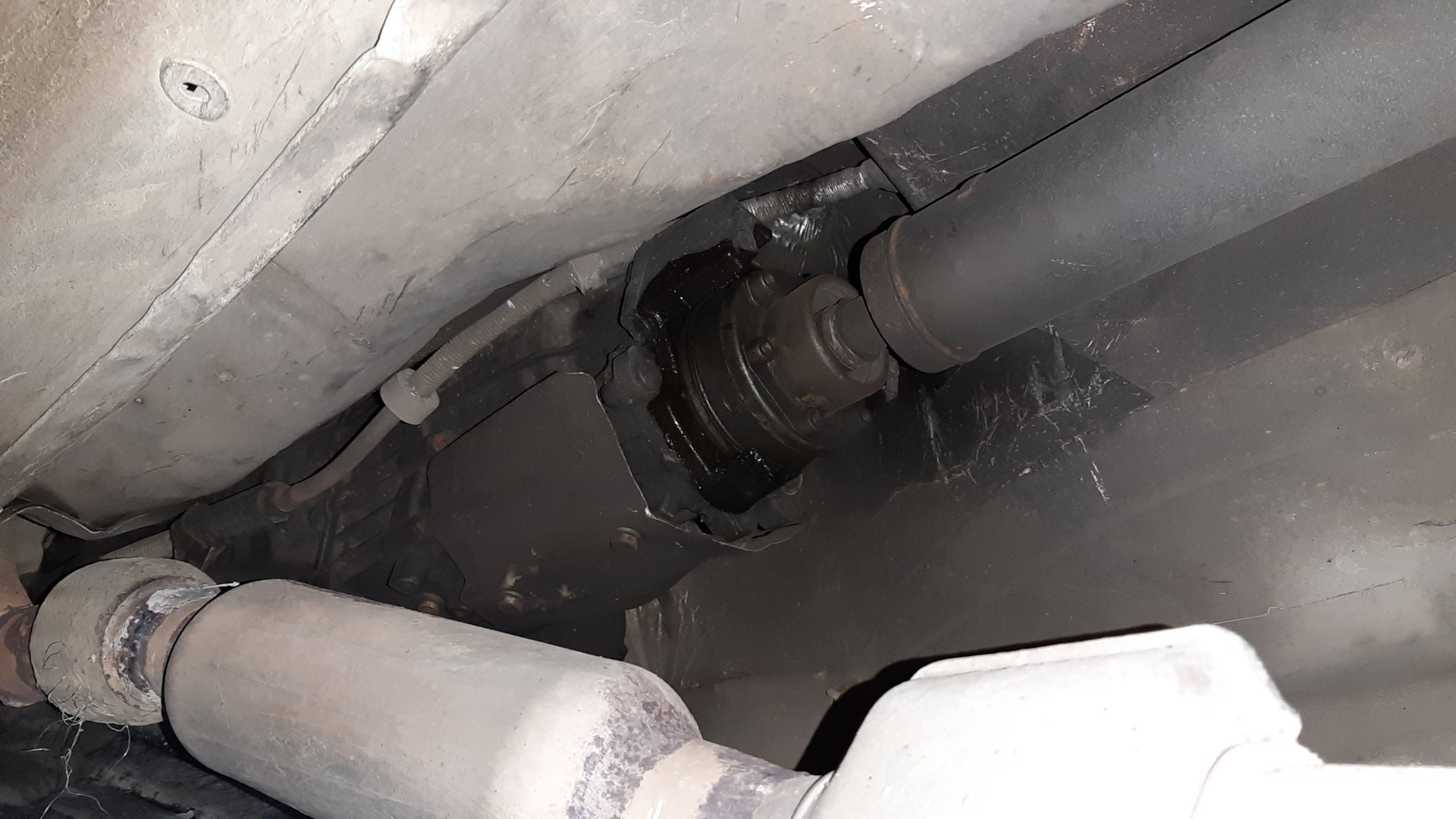 Замена сальника хвостовика АКПП: ZF 5HP19. — Audi A8 (D2), 2,8 л, 2001 ...