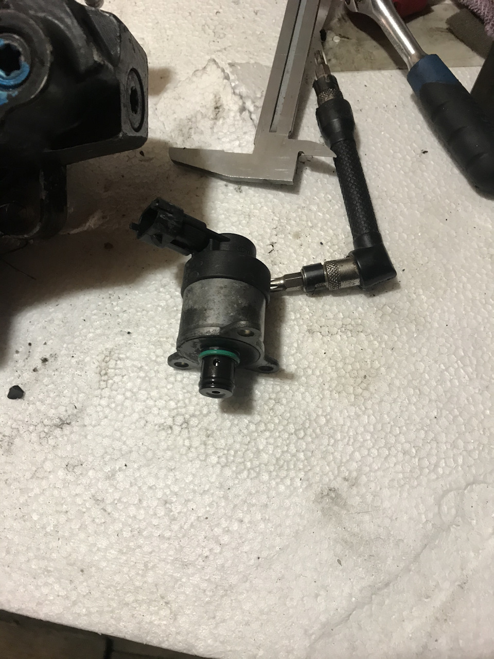 Регулятор давления топлива 0928400573 — Volvo S80 (2G), 2,4 л, 2007 ...