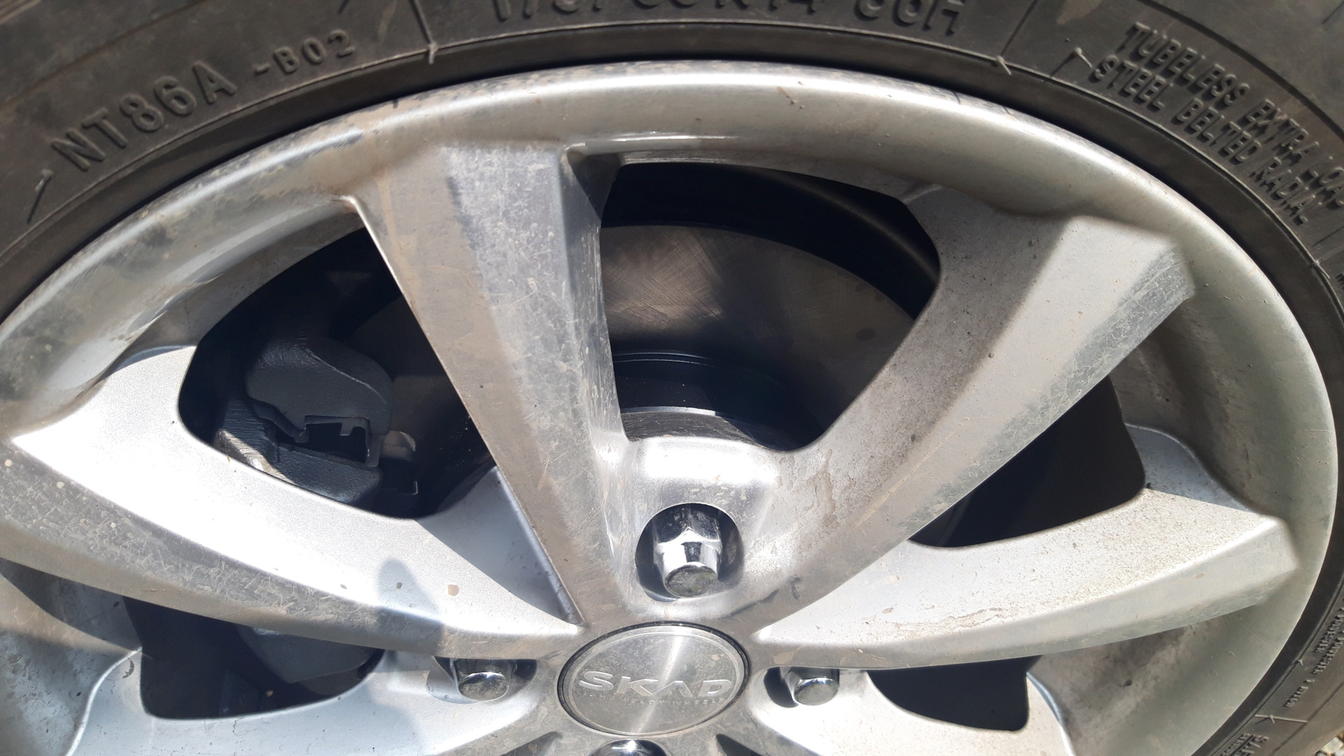 Замена передних тормозных дисков и колодок — Toyota Vitz (10), 1,3 л ...