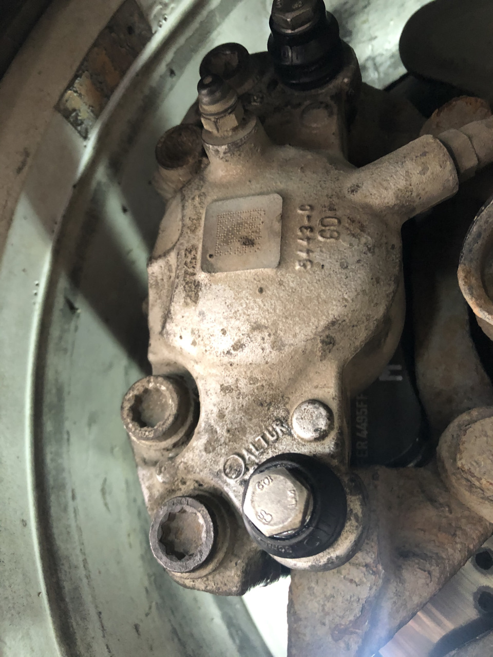 ТО и замена втулок передних суппортов тормозных — Mercedes-Benz E-class ...