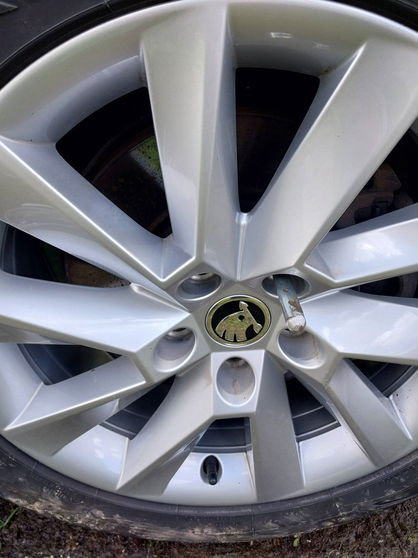 10. Колесная шпилька для переобувки и ее "жалкая пародия" — Skoda ...