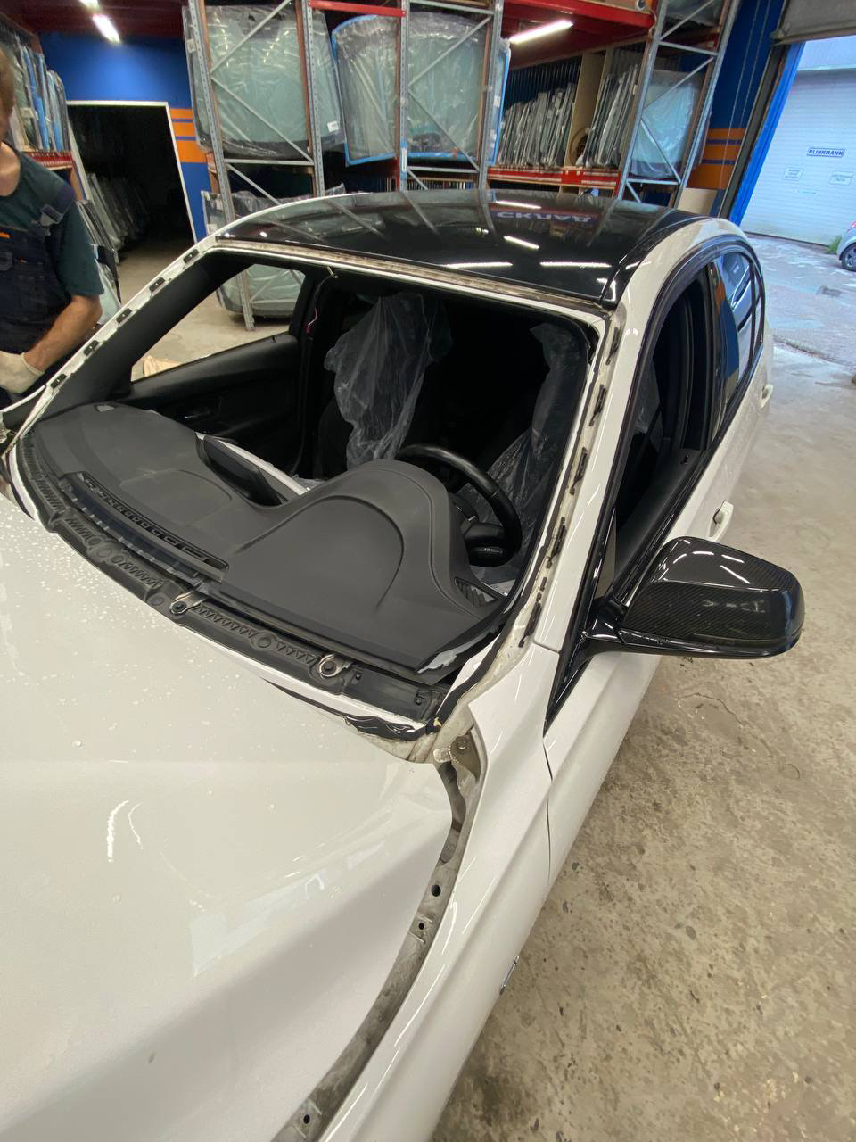 10. Замена лобового стекла — BMW 3 series (F30), 2 л, 2018 года | визит ...
