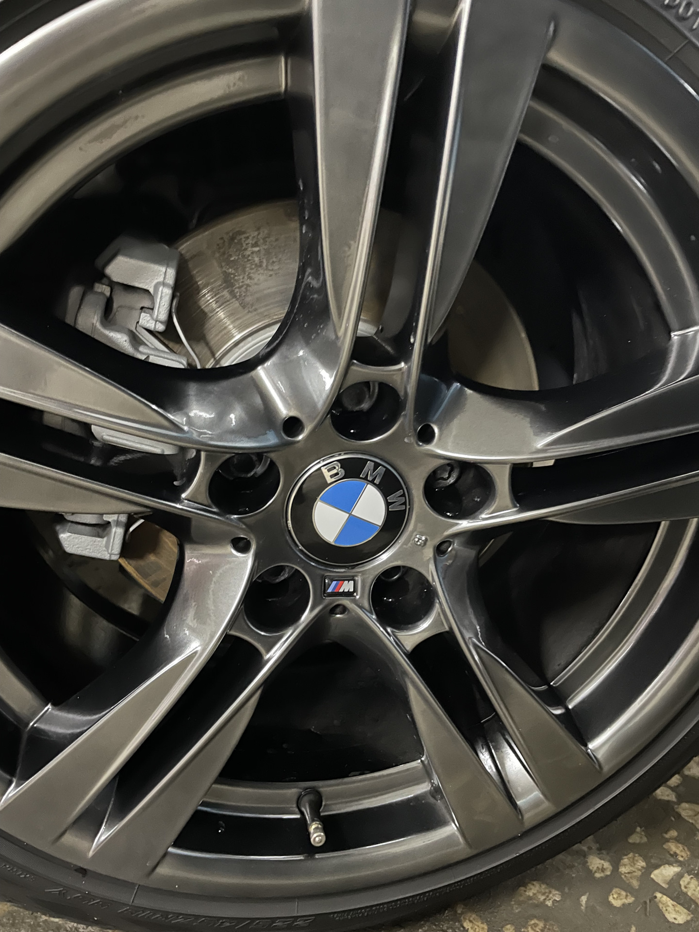 Наклейки М на диски 355 (оригинал) и тонер бока 50% — BMW X1 (E84), 2 л ...