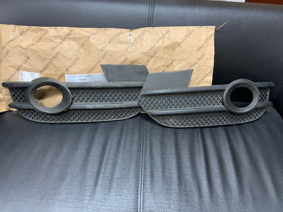 8U0807681ASP9 Решетка воздухонаправляющая передн. бампера нижн. VAG ...