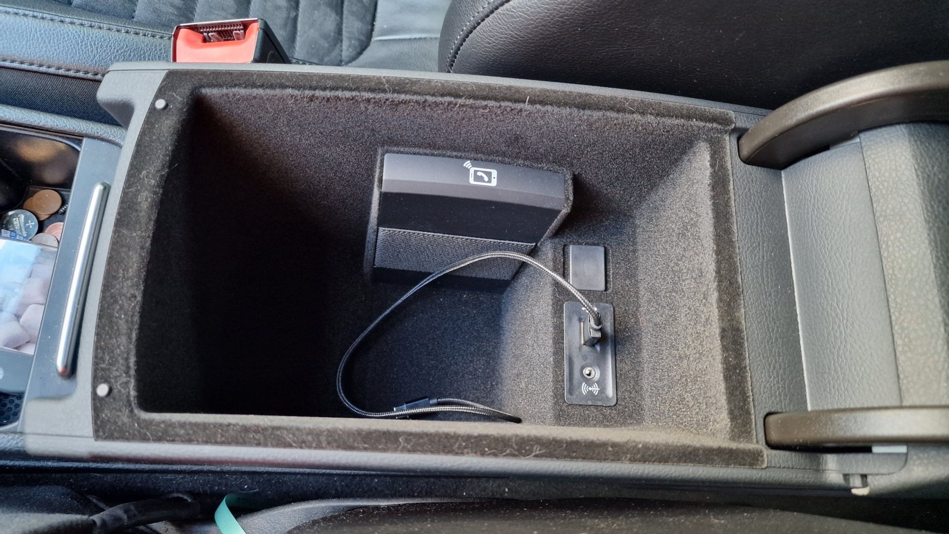 [Retrofit] USB for android auto and AUX in the armrest — Volkswagen ...