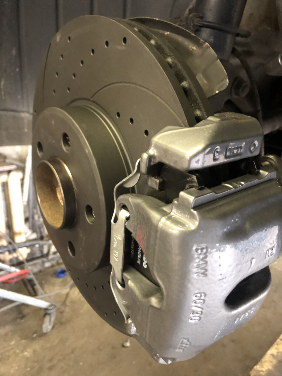 Замена тормозов — BMW X3 (E83), 3 л, 2004 года | визит на сервис | DRIVE2