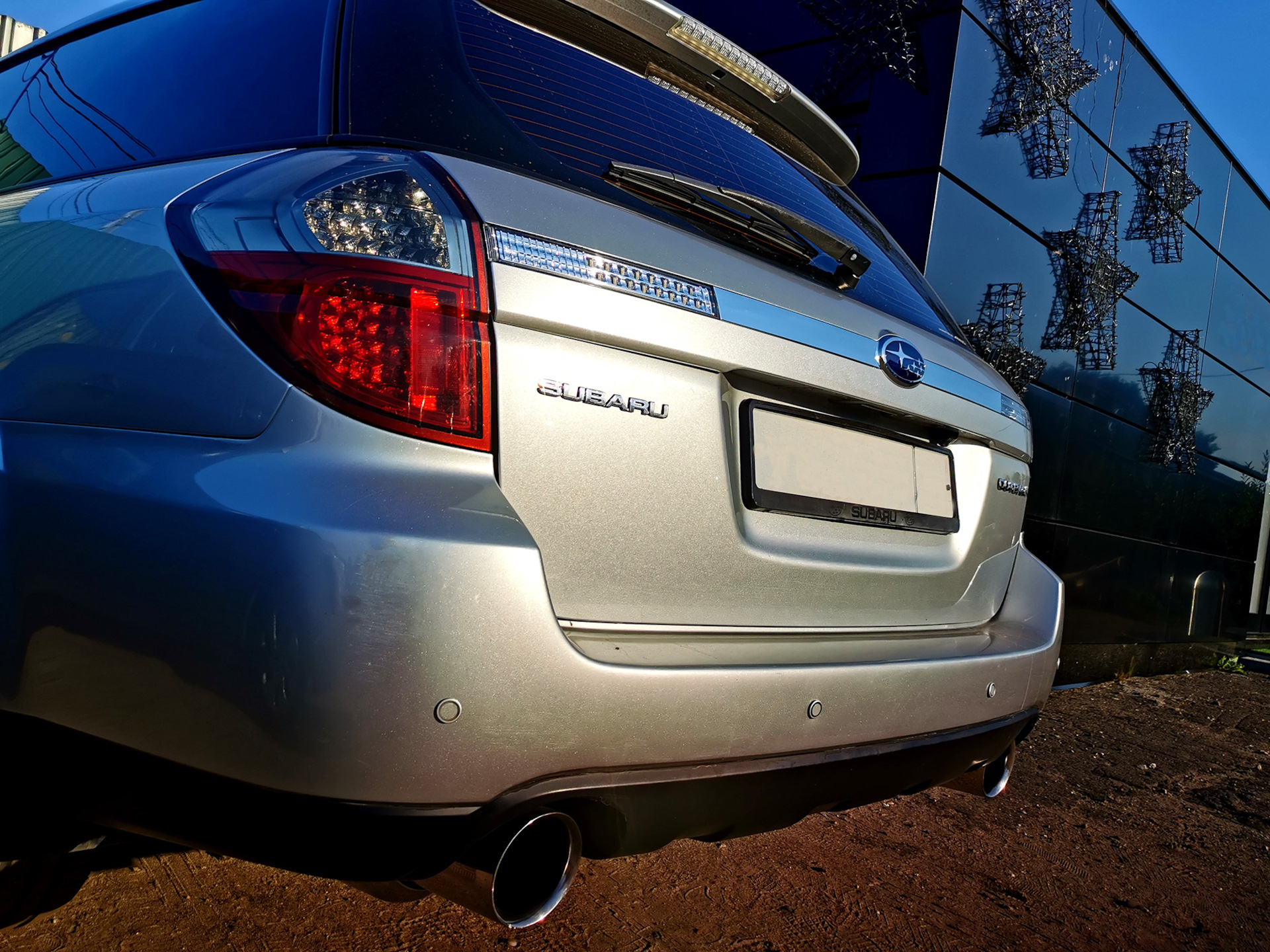 Новая "из коробки" накладка двери багажника в цвет — Subaru Outback (BP), 3 л, 2006 года ...