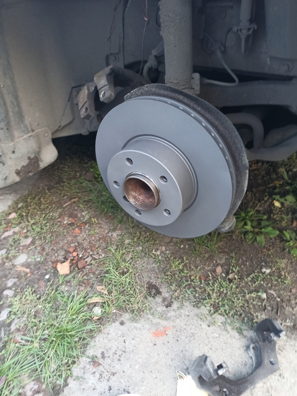 Замена передних тормозных дисков и колодок — BMW 3 series (E90), 2 л ...