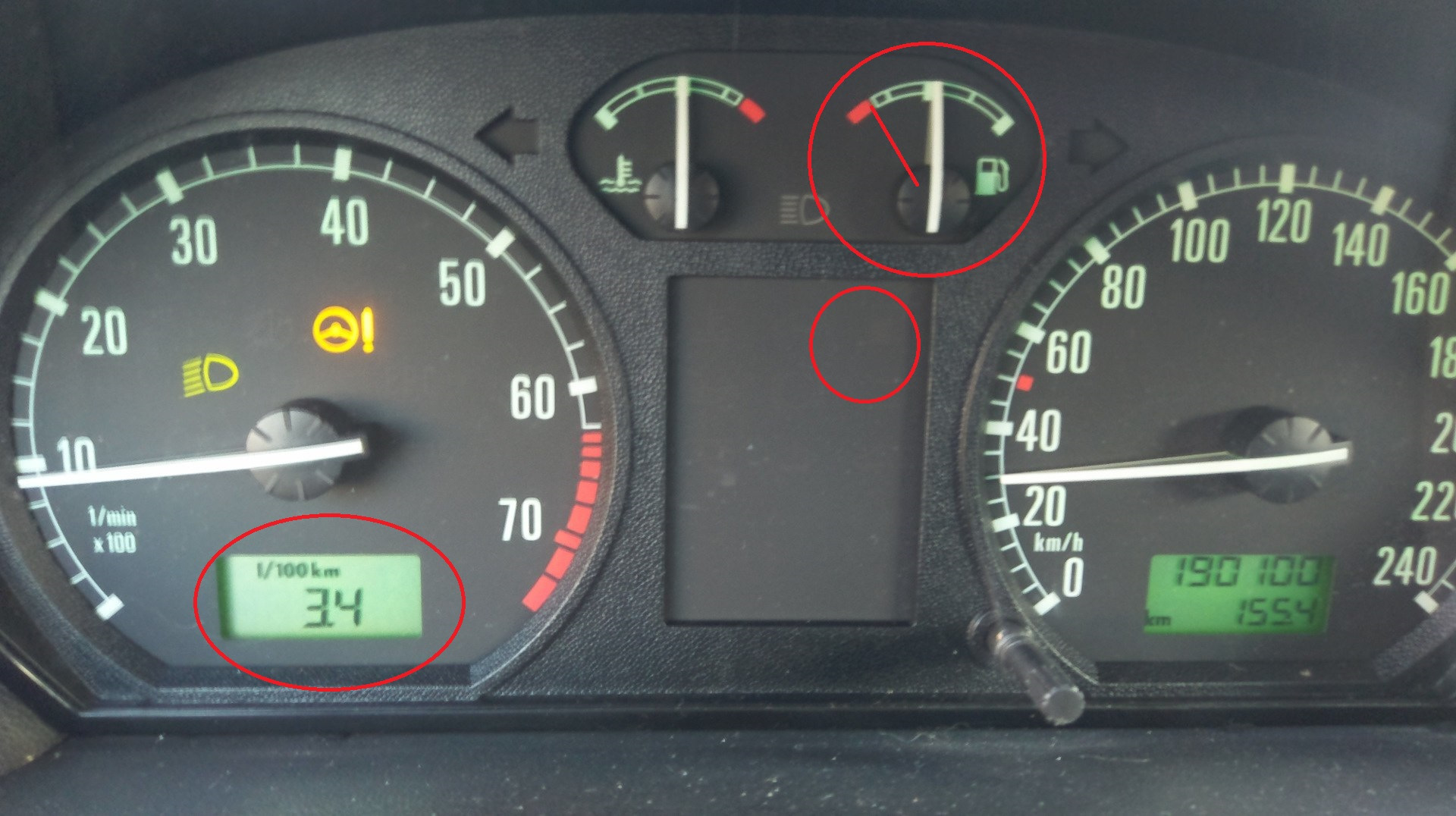 Подскажите Skoda Fabia Mk1 1 4 2002 Не работает стрелка уровня топлива показывает что бензина