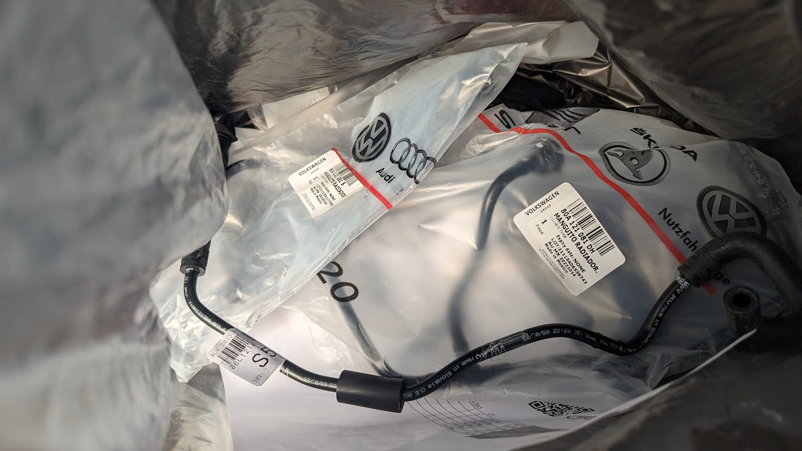 Переуплотнение крышки распредвалов + замена помпы и трубок ОЖ — Audi Q5 ...