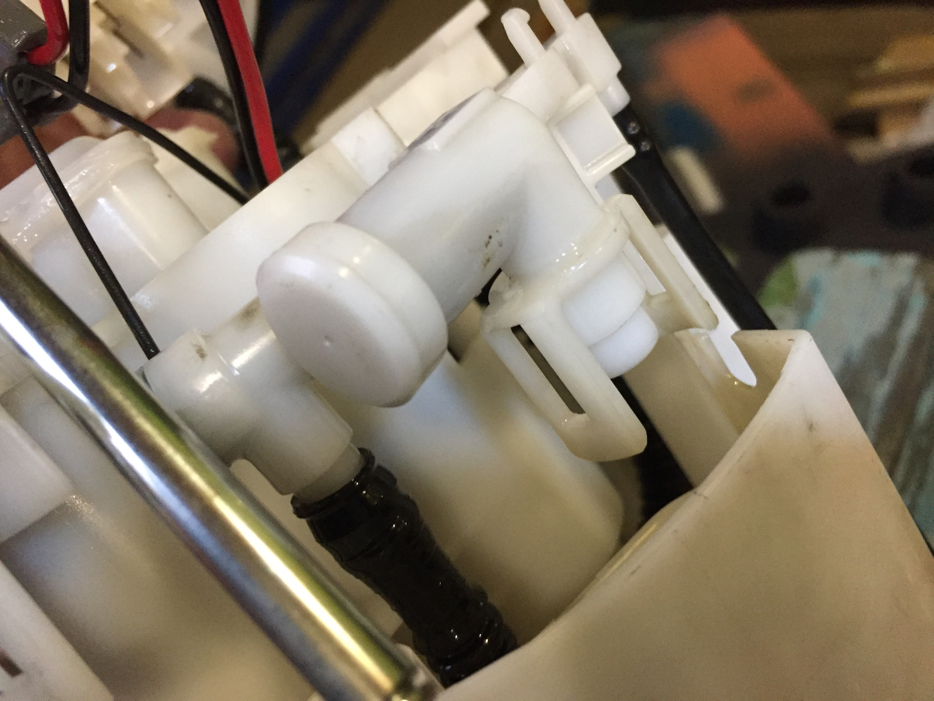 Замена топливного фильтра — Lexus IS II, 2,5 л, 2008 года | своими ...