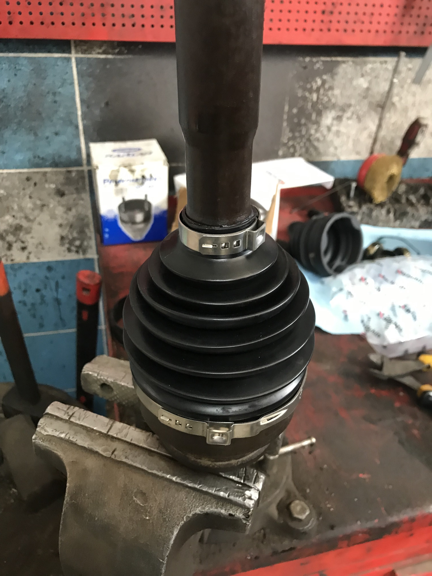 #21 Замена пыльников переднего привода — Mitsubishi Outlander XL, 3 л ...