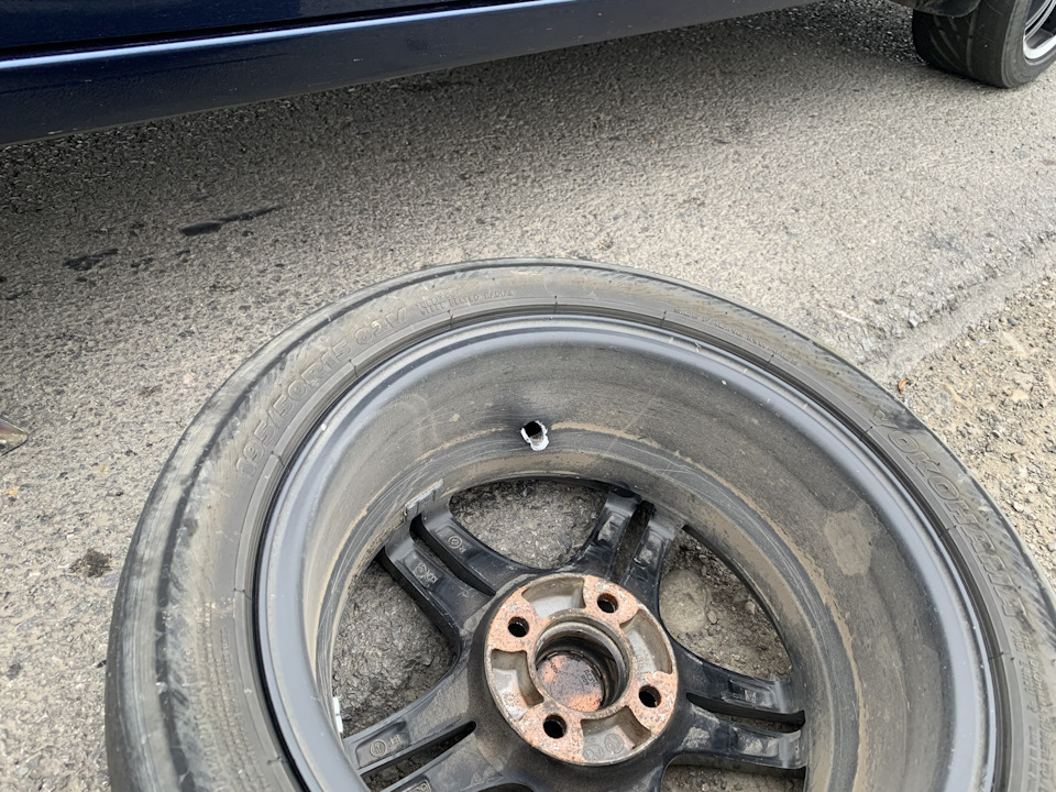 Прилетел болт от КАМАЗа в колесо — Hyundai Accent (2G), 1,5 л, 2008 ...