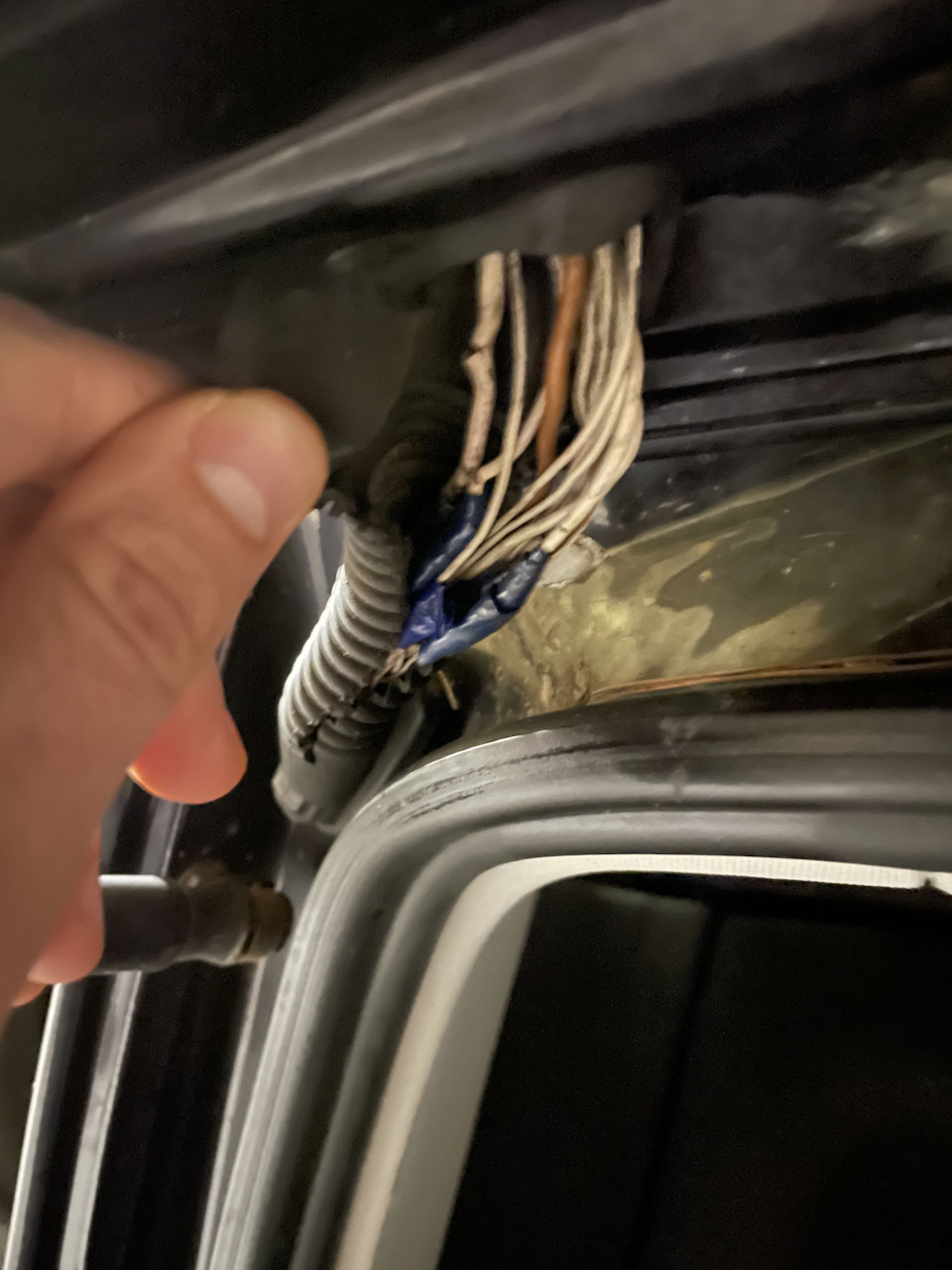 Проводка двери багажника — Volkswagen Golf Mk5, 1,6 л, 2004 года ...