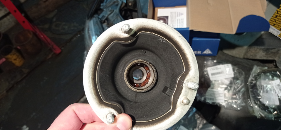 Замена опорных подшипников передних стоек — BMW 1 series (E81/E87), 2 л ...