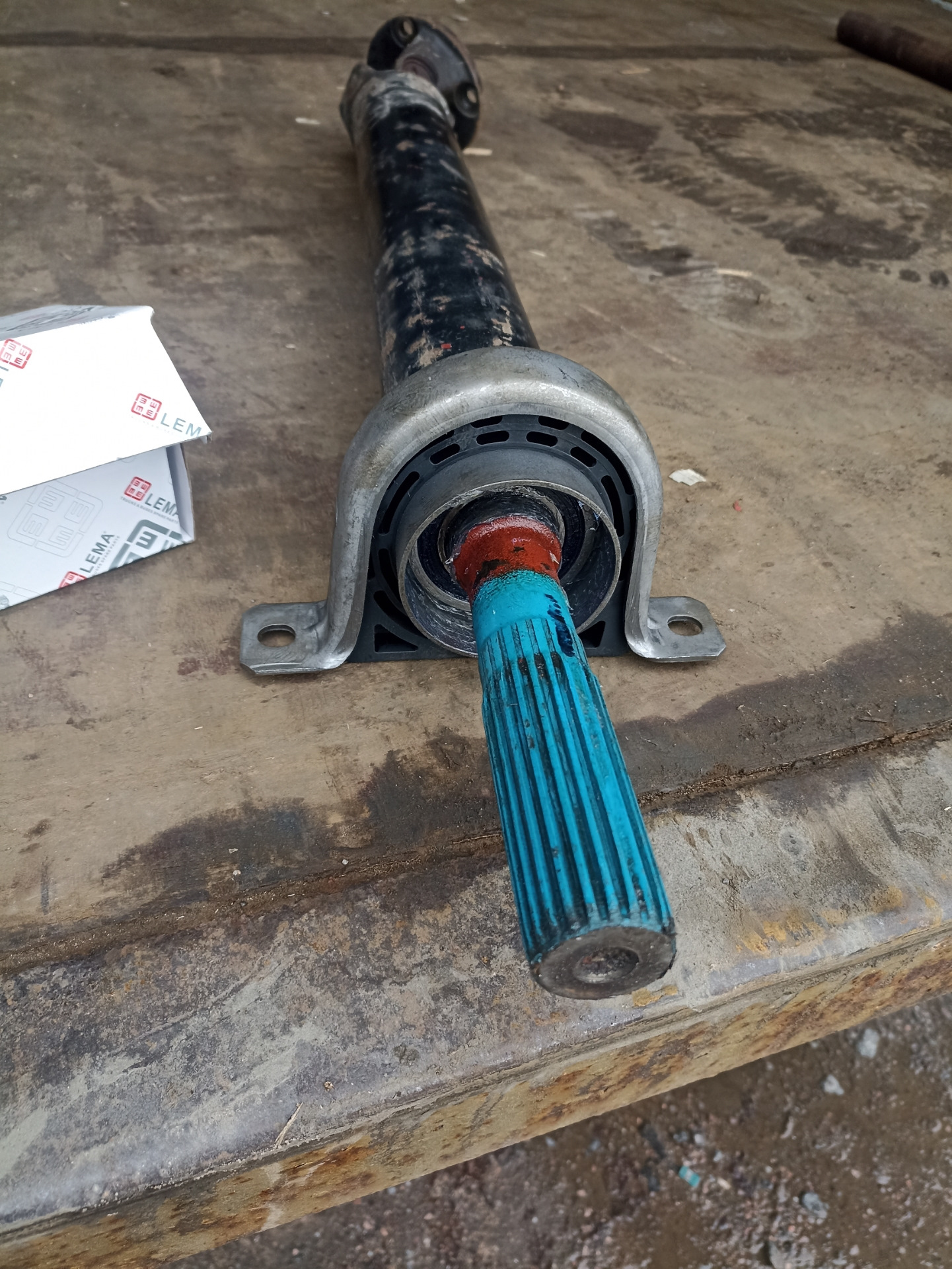 Замена заднего подвесного подшипника — Iveco Daily (3G), 2,8 л, 2001 ...