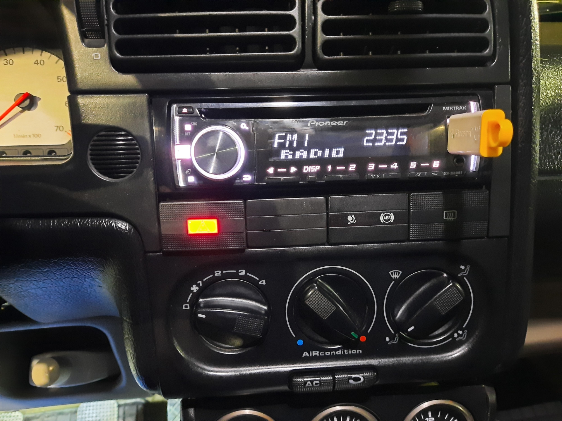 Кнопка аварийки — Volkswagen Passat B4, 2 л, 1995 года | другое | DRIVE2