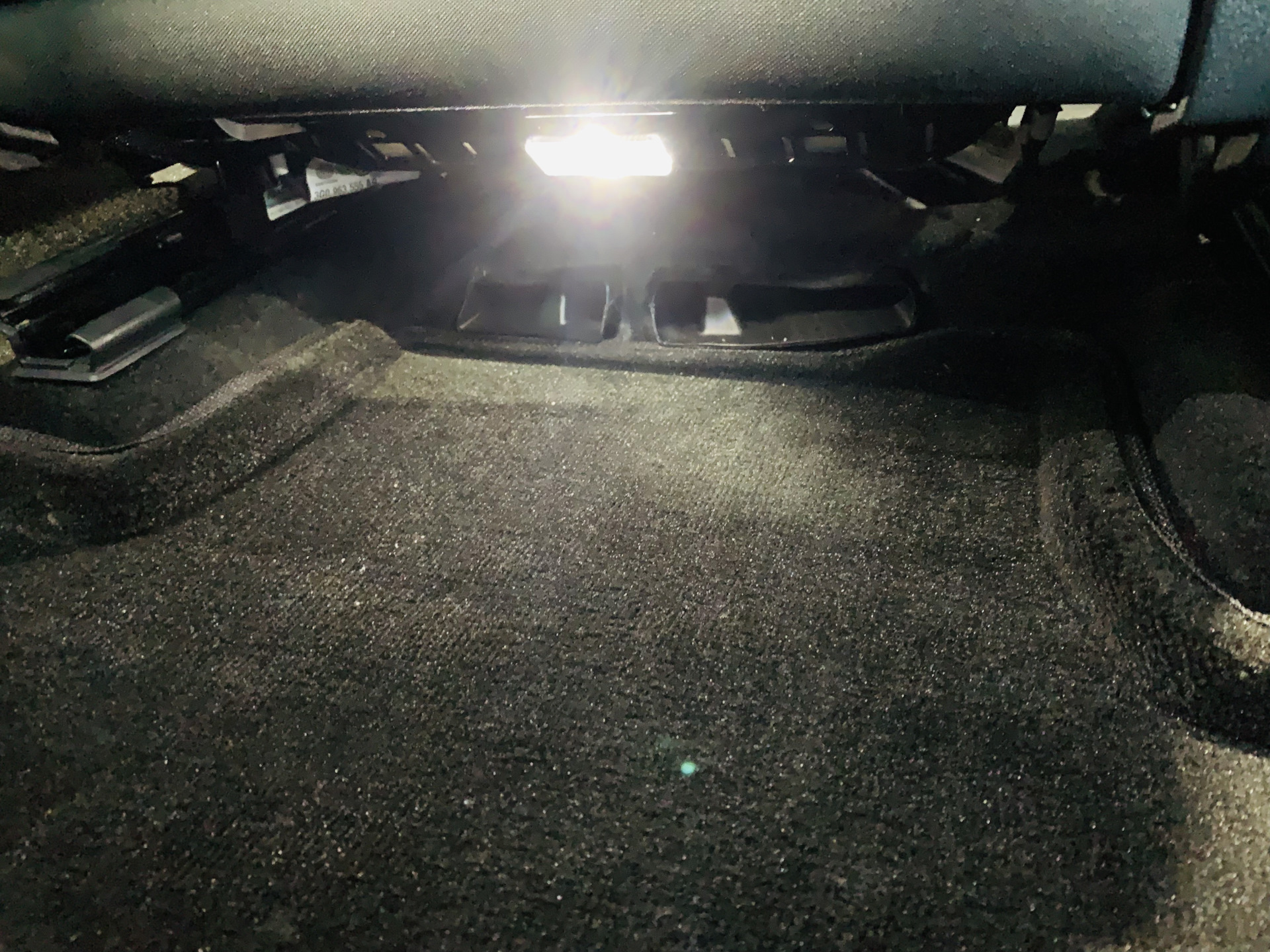 13. Подсветка ног заднего ряда — Volkswagen Passat B8, 2 л, 2021 года ...