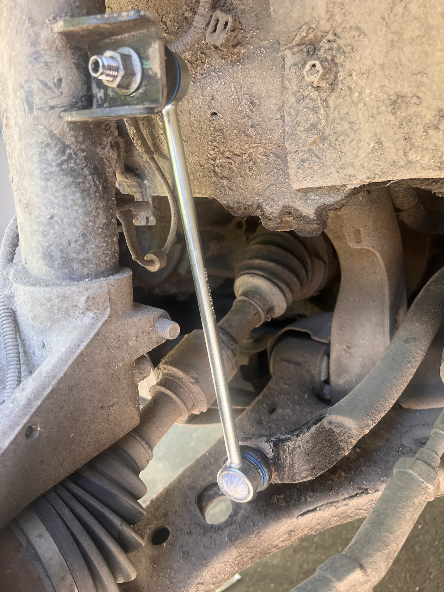 Замена стойки стабилизатора Geely Monjaro — Geely Monjaro, 2 л, 2023 ...