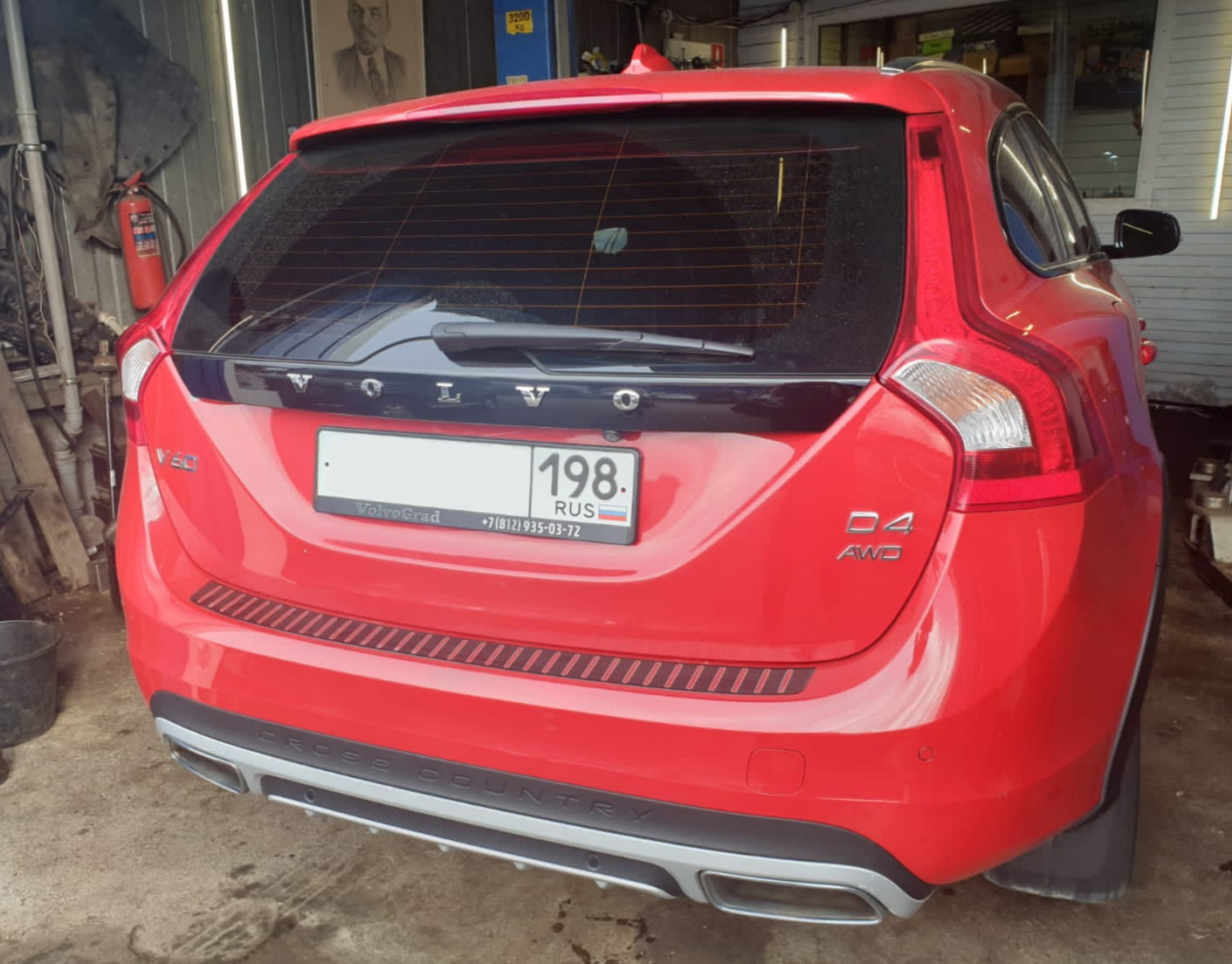 Эмблема на крышку багажника — Volvo V60 Cross Country (1G), 2,4 л, 2016 ...