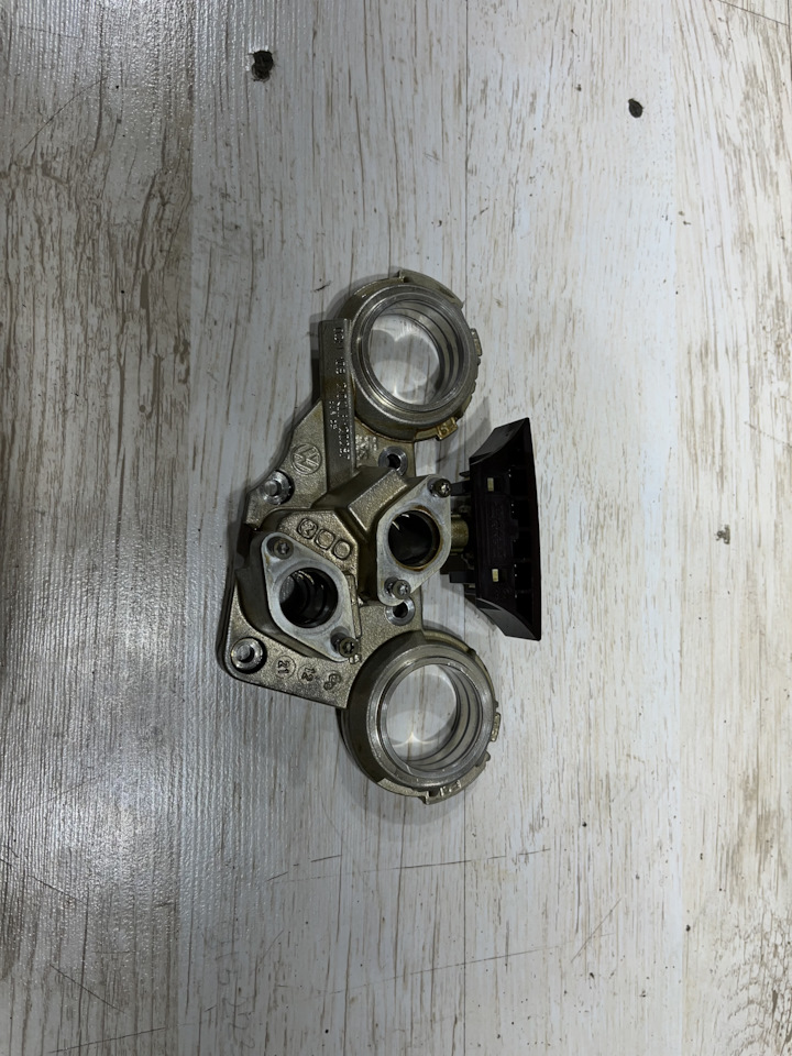 Корпус регуляторов фаз грм Volkswagen Touareg 2012 на Volkswagen ...