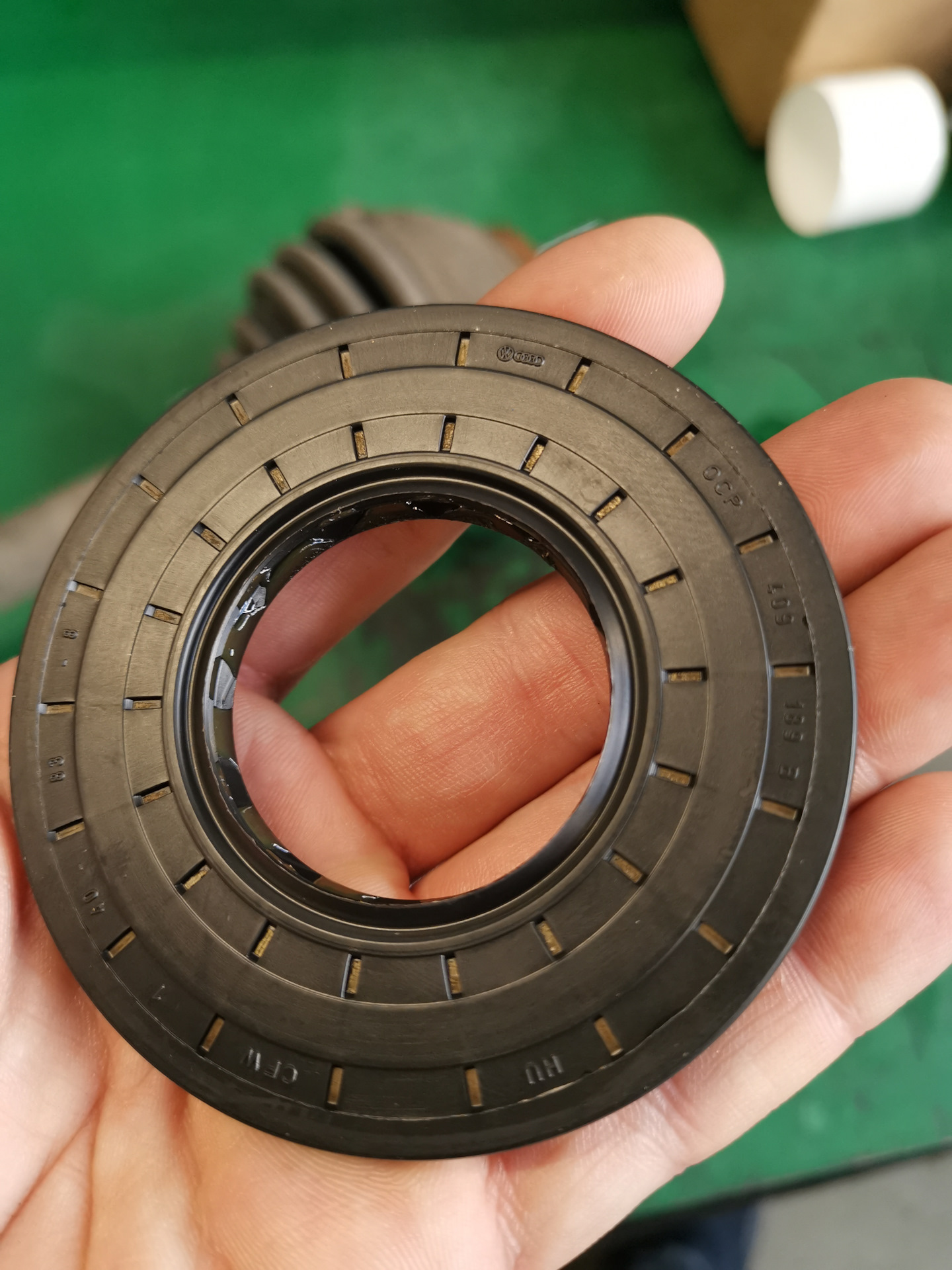 Замена САЛЬНИКа привода правого + масло раздатка №2 + перезаправка А/С ...