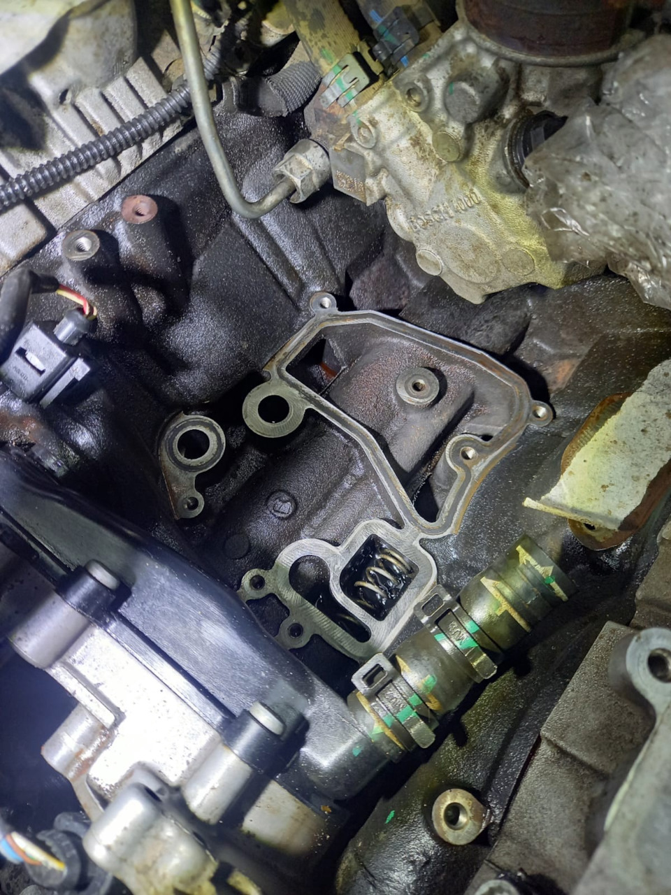 Замена помпы (устранение течи антифриза) + замена прокладок впускного ...