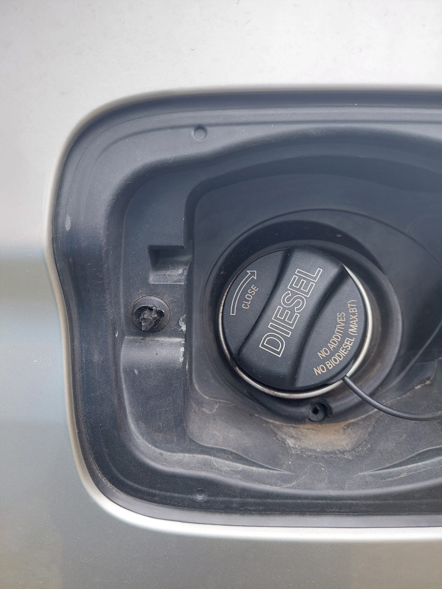 Замена выталкивателя лючка бензобака — BMW X5 (F15), 3 л, 2015 года ...