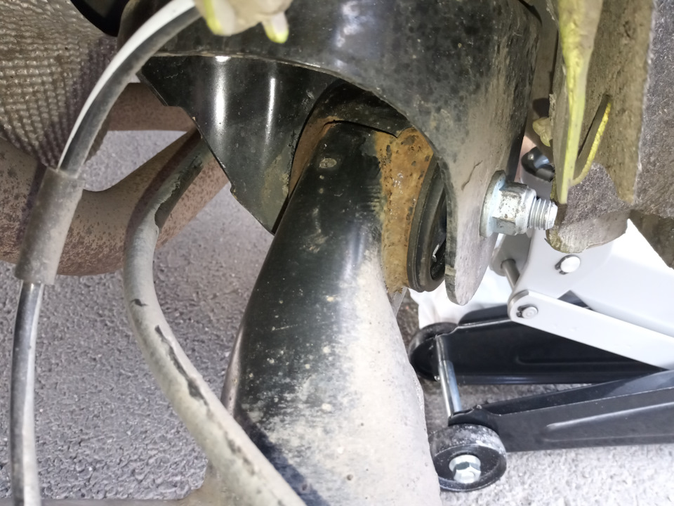 Замена сайлентблоков балки — Ford Fiesta (Mk VI), 1,6 л, 2012 года ...