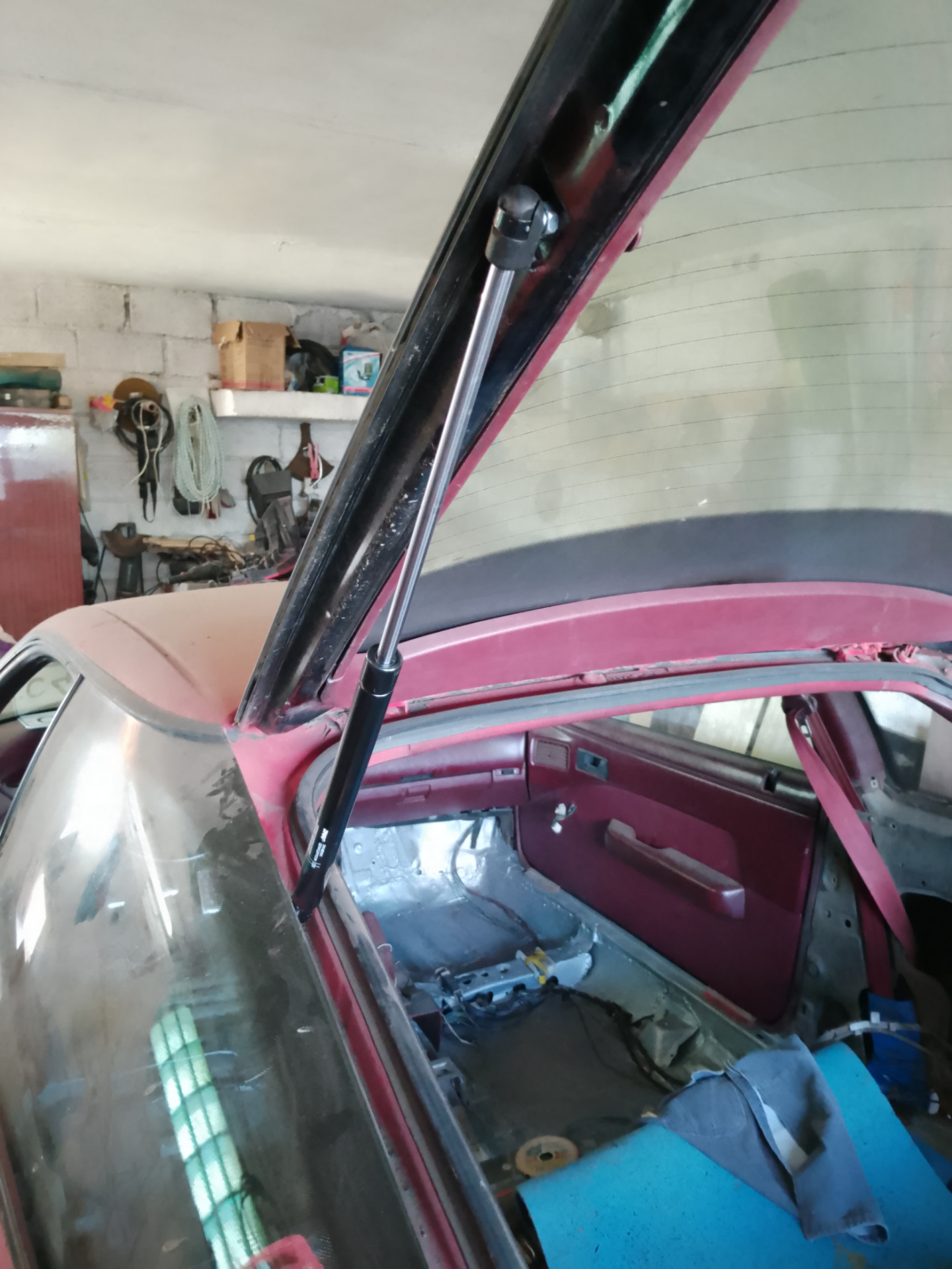 Амортизаторы багажника от ВАЗ 2111 на Ford Probe — Ford Probe, 2,2 л ...