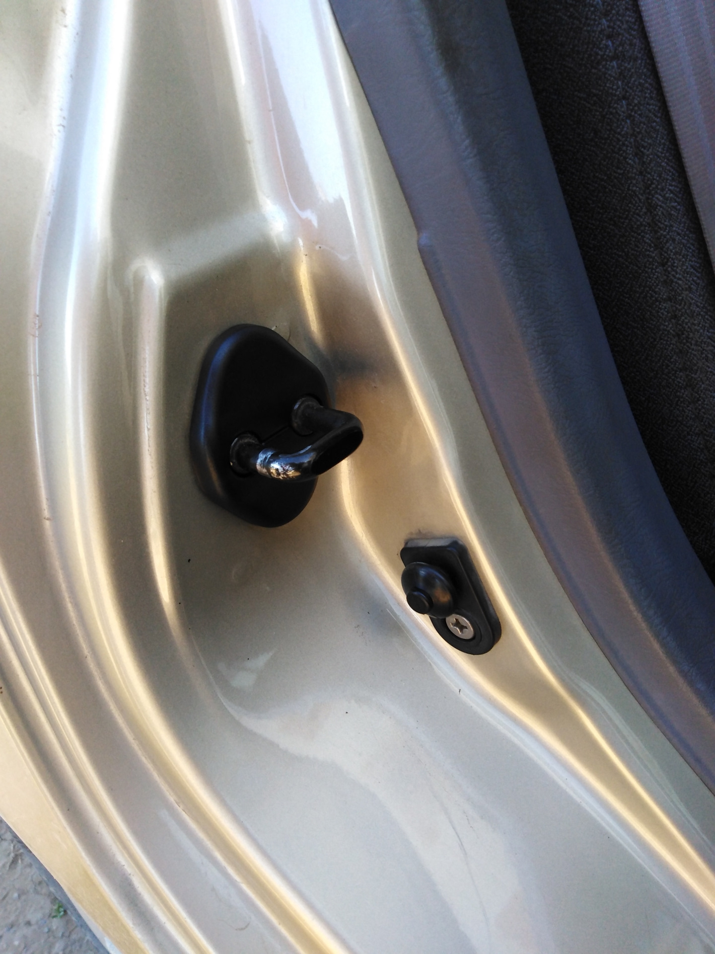 # 19 заглушка на замки дверей — Hyundai Accent (2G), 1,5 л, 2007 года ...