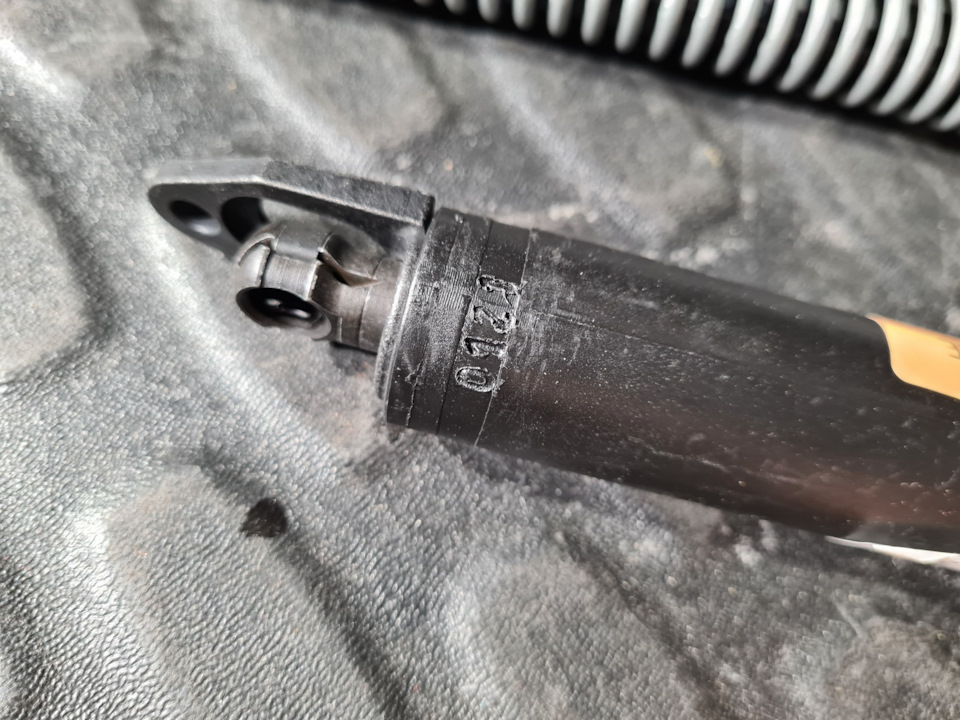 51247201461 Пружина клапана в обшивке баг.отд.Л BMW | Запчасти на DRIVE2