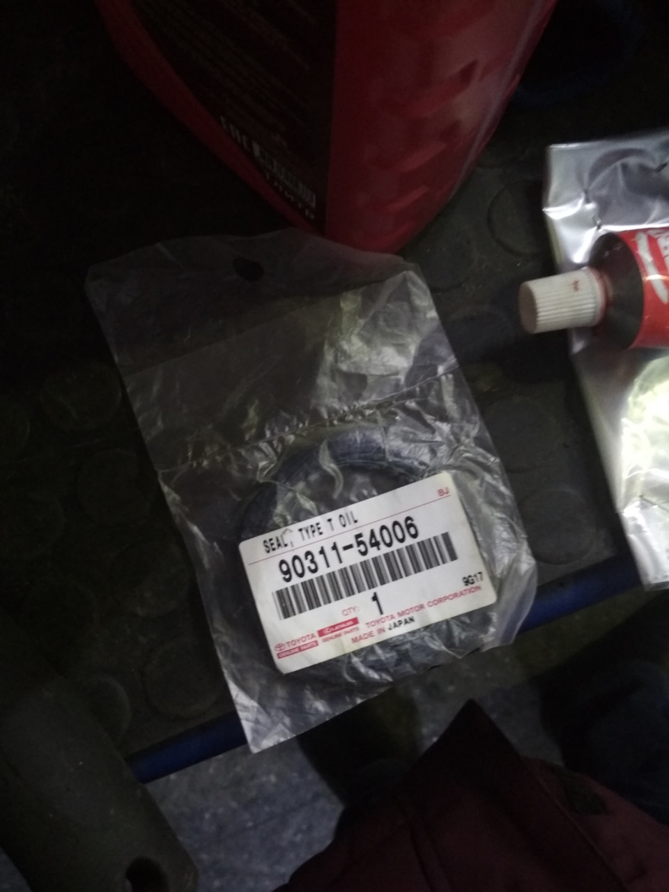 Замена сальника редуктора — Toyota RAV4 (III), 2,4 л, 2008 года ...