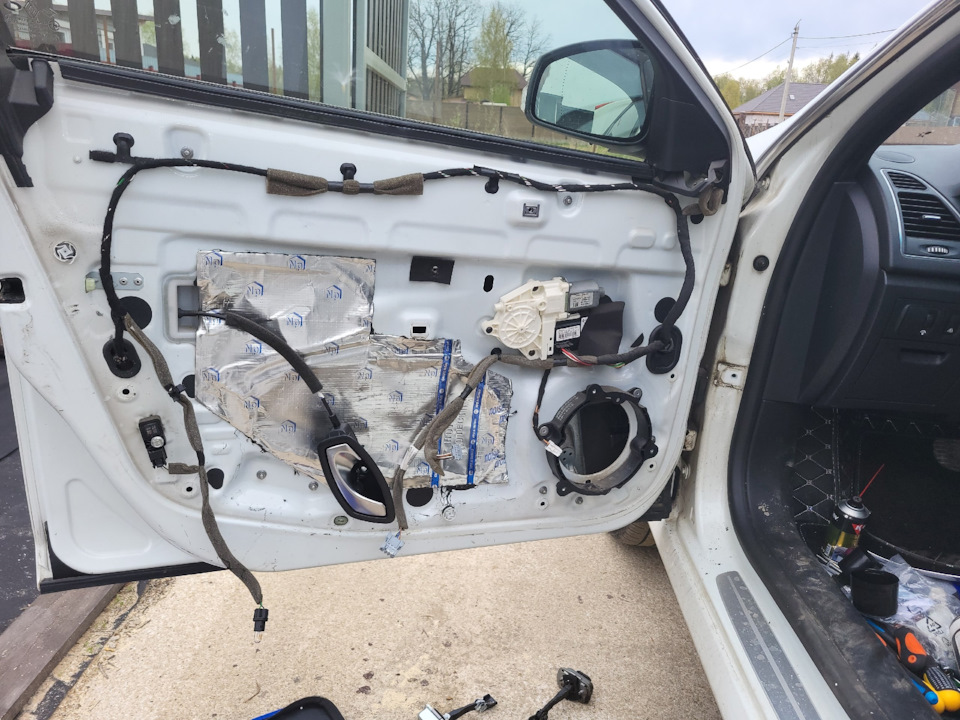 Замена динамика и ограничителей передних дверей — Renault Latitude, 2,5 ...