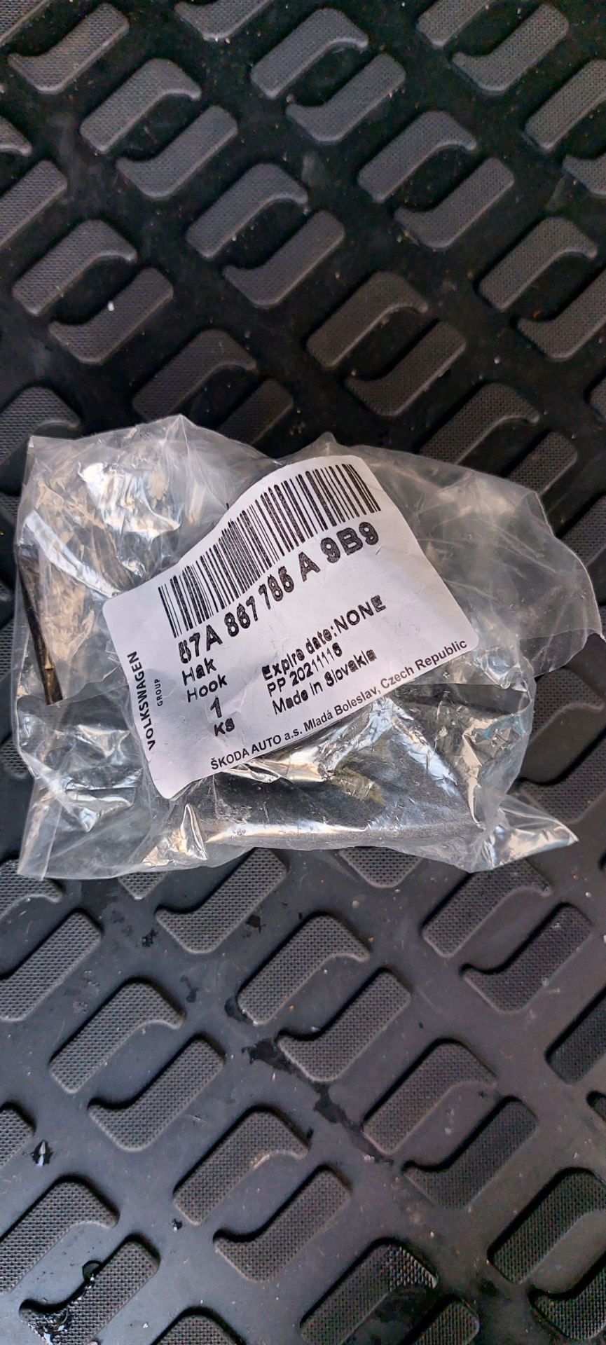 Крюк для сумок в багажнике VAG 57A867785A9B9 — Skoda Octavia Combi A7 ...