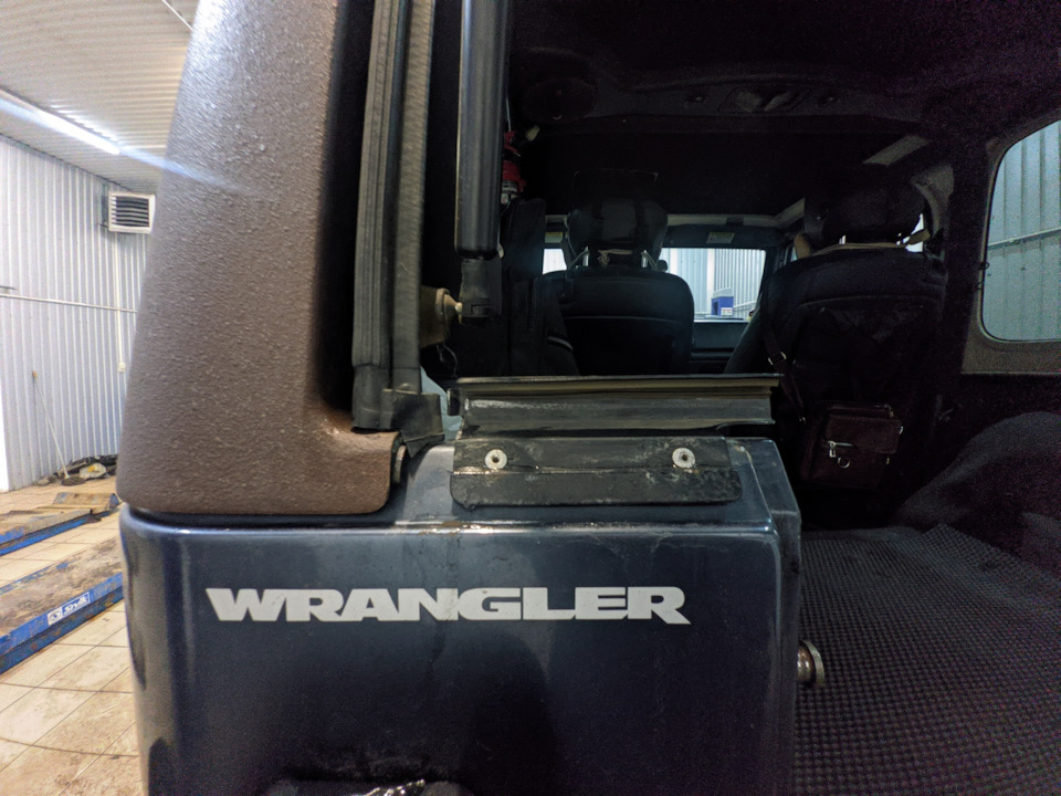 Уплотнитель двери багажника — Jeep Wrangler (TJ), 2,5 л, 2001 года ...