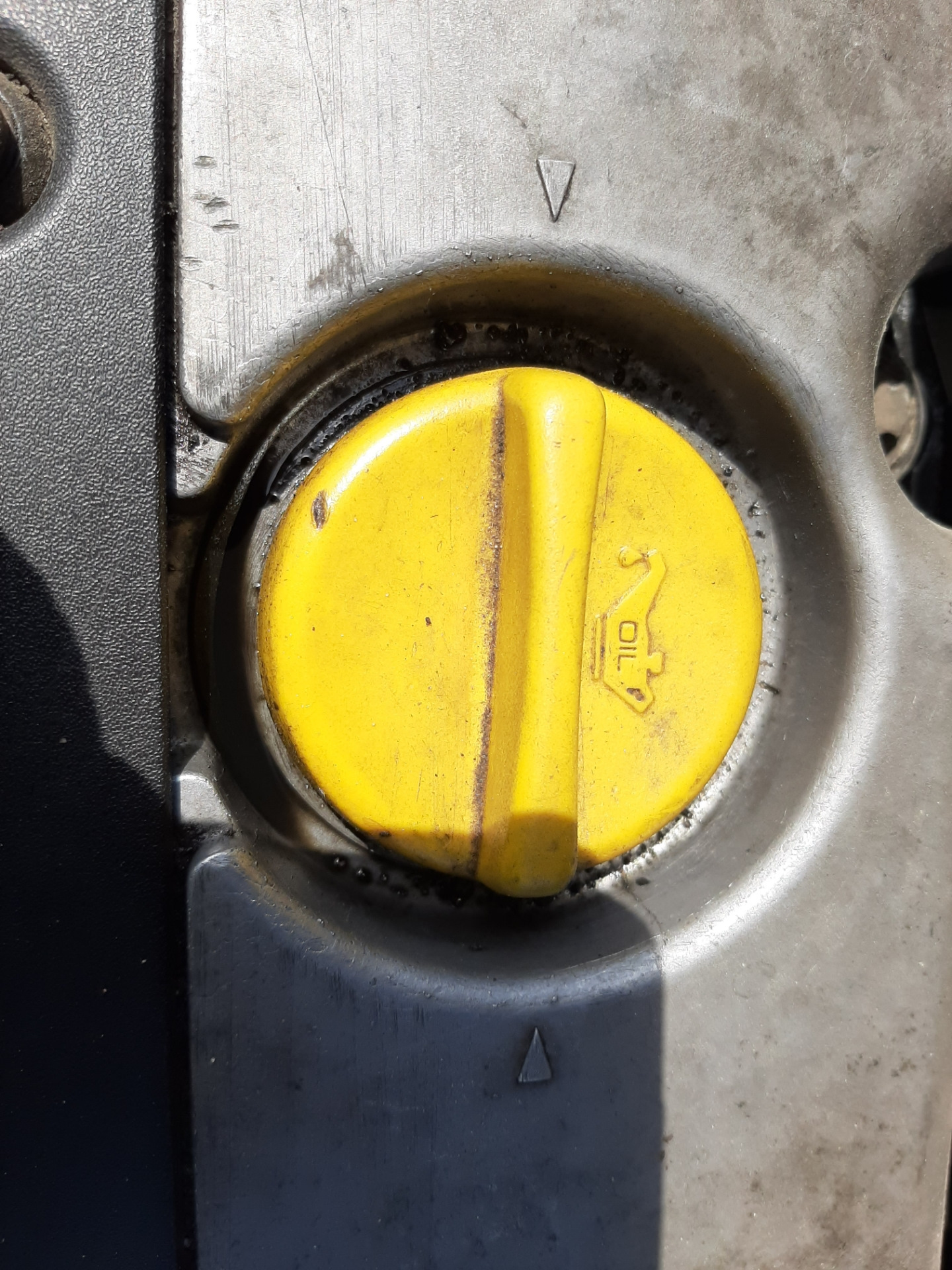 23. Замена прокладки крышки маслозаливной горловины — Opel Zafira A, 2 ...